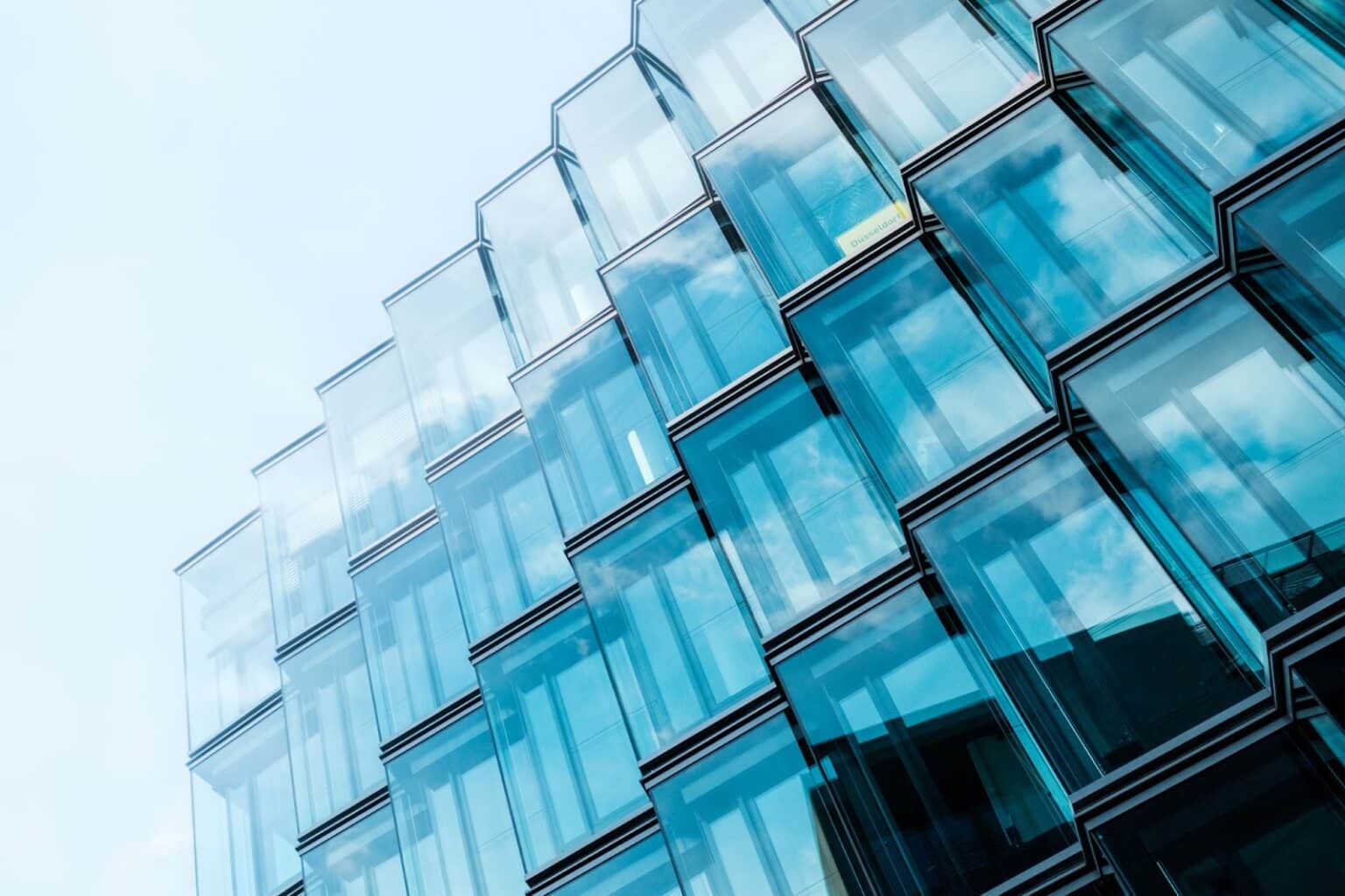 Top Benefits of Commercial Glass in Modern Architecture